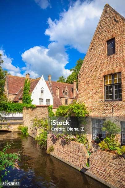 아름 다운 운하와는 오래 된 도시의 브뤼헤 벨기에 전통 가옥 0명에 대한 스톡 사진 및 기타 이미지 0명 강 거리 Istock