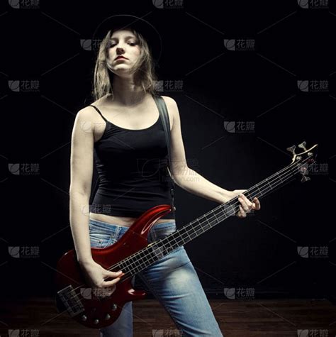 音乐人 低音吉他 低音乐器 电吉他 垂直画幅 乐器弦 黑色背景 长发 夜生活 成年的
