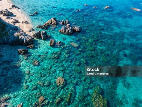 트로페아 해변의 공중 보기 수정처럼 맑은 물과 해변에 나타나는 바위 칼라브리아 이탈리아 수영 물에 떠있는 목욕 공중 뷰에 대한 스톡 사진 및 기타 이미지 Istock