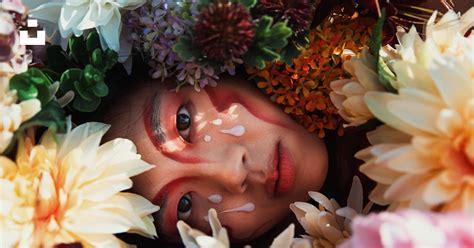 머리에 꽃을 두른 여자 사진 Unsplash의 무료 스타일 이미지