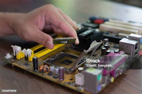 기술자는 마더보드 소켓 Cpu 마이크로프로세서에 연결 합니다 워크숍 배경 Cpu에 대한 스톡 사진 및 기타 이미지 Cpu 공학 기술자 Istock