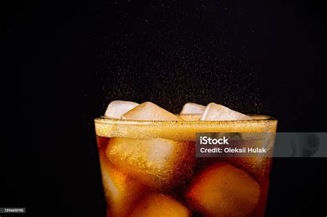 피지 스파클링 콜라 워터 상쾌한 거품 소다 팝 아이스 큐브 검은 색 배경 클로즈업에 콜라 유리 0명에 대한 스톡 사진 및 기타