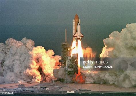 Shuttle Blast Off Photos And Premium High Res Pictures Getty Images