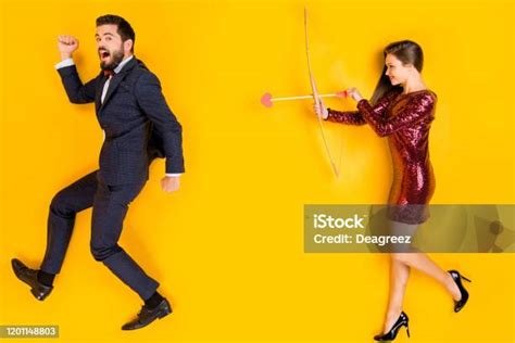 상단 높은 각도보기 풀 사이즈 프로필 측면 사진 두 학생 교활한 소녀 큐피드 사랑 사냥꾼 목표 촬영 화살표 활 남자 실행 착용 하이힐 턱시도 누워 고립 된 밝은 광택 색상