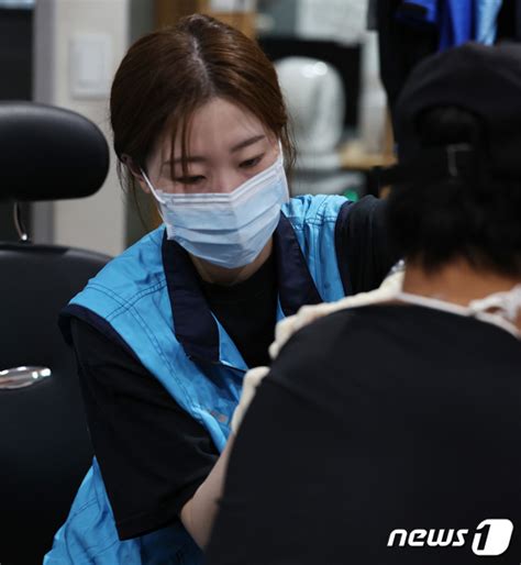 독감예방 주사 놓는 의료진 뉴스1
