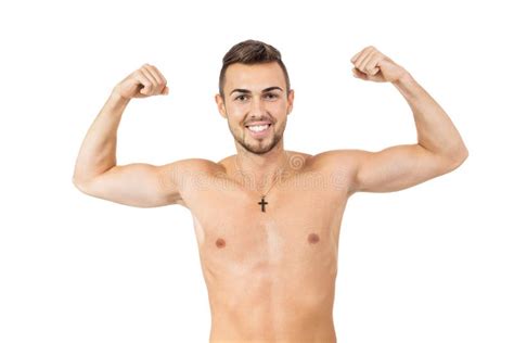 Молодой привлекательный человек в джинсах и нагое изолированное тело