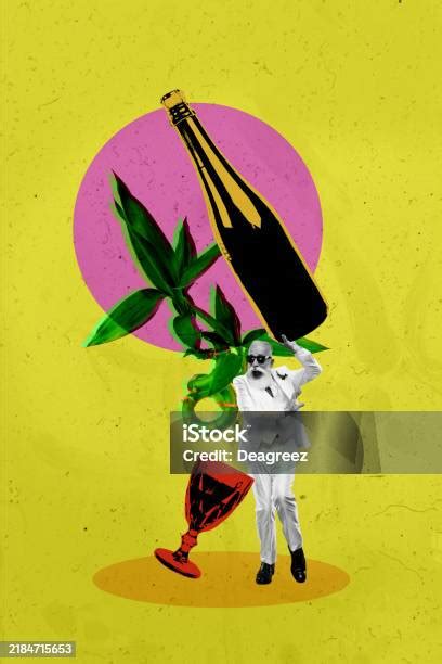 흥분 된 노인의 수직 사진 콜라주 와인 병 금요일 알코올 파티 이국적인 지점 행사 페인트 배경에 고립 된 55 59세에 대한 스톡 사진 및 기타 이미지 Istock