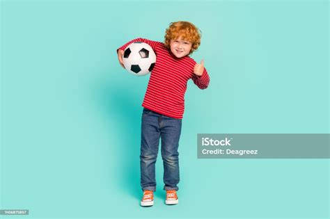 파란색 배경에 고립 된 멋진 작은 소년 홀드 볼 웨어 셔츠 청바지 운동화의 전체 길이 사진 곱슬 머리에 대한 스톡 사진 및 기타 이미지 곱슬 머리 공 스포츠 장비