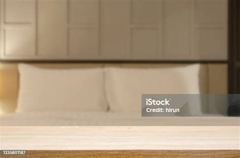 나무 테이블 상단과 추상 흐린 이미지 침실 제품을 전시하거나 몽타주에 사용할 수 있습니다 0명에 대한 스톡 사진 및 기타 이미지 Istock