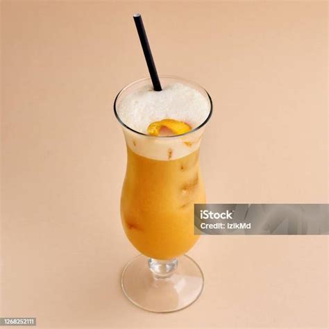 위스키 사워 칵테일 레몬 주스 설탕 시럽 달걀 흰자를 곁들인 버번 바에서 베이컨과 달걀을 곁들인 위스키 사우어 칵테일 0명에 대한 스톡 사진 및 기타 이미지 Istock