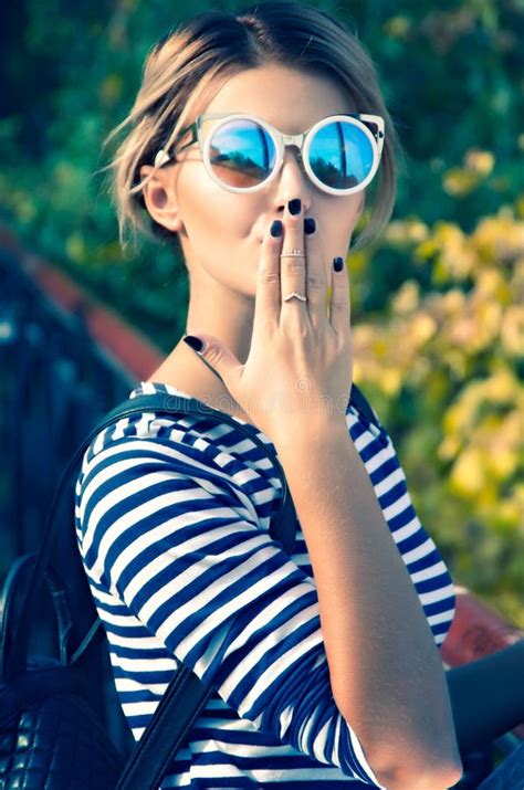 Al Aire Libre Retrato De La Chica Joven Hermosa Foto De Archivo Imagen De Lifestyle Ocasional