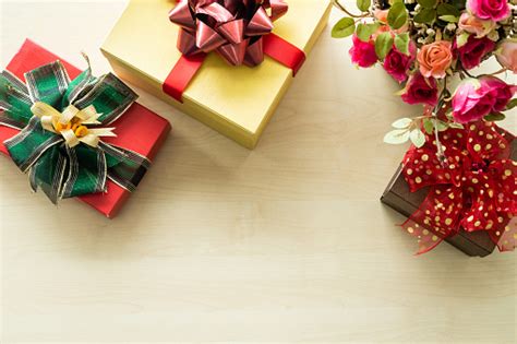 크리스마스와 새해 동안 복사 공간 장식과 배경과 최고 전망의 나무 인테리어에 장미 꽃병과 크리스마스 많은 선물 12월에 대한