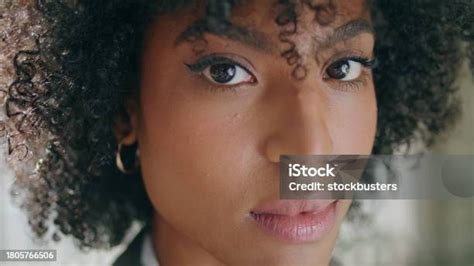 아름 다운 검은 눈을 가진 매력적인 여자 얼굴을 근접 촬영합니다 아프리카계 미국인 소녀 갈색 머리에 대한 스톡 사진 및 기타 이미지 갈색 머리 갈색 피부 톤 검정
