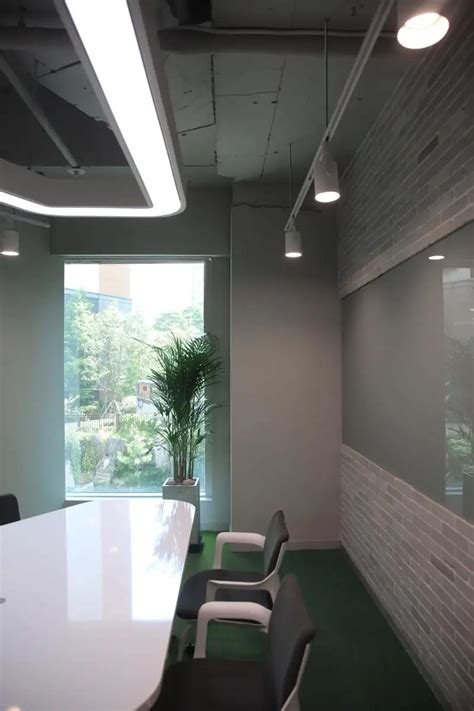 밝고 심플한 의자와 테이블이 있는 현대적인 회의실 사진