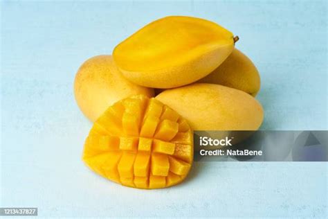 밝은 파란색 테이블에 네 개의 전체 망고 과일을 슬라이스로 잘라 큰 육즙 노란색 과일 0명에 대한 스톡 사진 및 기타 이미지 0명 건강한 식생활 과일 Istock