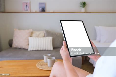 집에서 빈 데스크톱 화면으로 디지털 태블릿을 들고있는 여성의 모형 이미지 35 39세에 대한 스톡 사진 및 기타 이미지 35