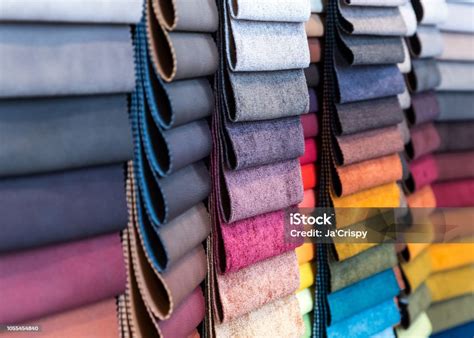 공장 상점 또는 상점에서 직물 및 섬유 샘플 다른 색상 하 고 시장에 패턴입니다 산업용 직물입니다 0명에 대한 스톡 사진 및 기타 이미지 Istock