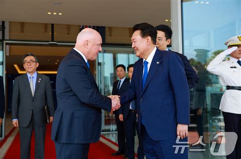 럭슨 뉴질랜드 총리와 악수하는 윤석열 대통령 뉴스1