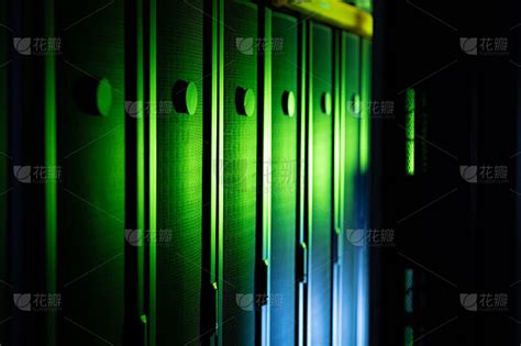 具有多行完全可操作的服务器机架的数据中心