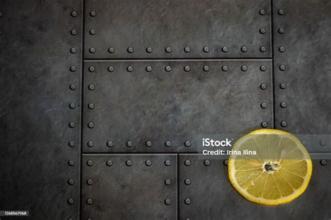 회색 금속 배경에 밝은 노란색 육즙 둥근 레몬 슬라이스 개별 텍스트에 대한 복사 공간을 사용할 수 있습니다 0명에 대한 스톡 사진 및 기타 이미지 Istock