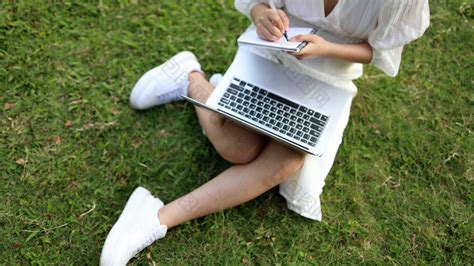 草地上逆光的少女背影回眸女生美女女孩子女图片 包图网企业站