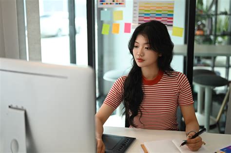 컬러 팔레트로 작업하는 젊은 창조적인 여성 그래픽 스튜디오에서 디자인 프로젝트를 위한 색상 샘플을 선택합니다 20 24세에 대한