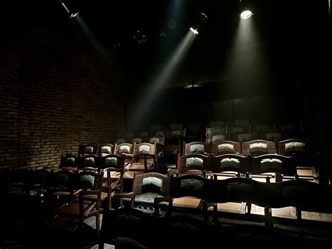 მინის თეატრი The Glass Theatre მინის თეატრი სპექტაკლში „ტრამვაი სახელად სურვილი