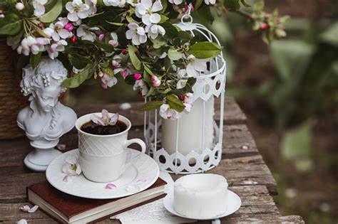 아름다운 엽서 접시 조상 양초 책 꽃이 만발한 사과 나무 꽃다발이 달린 꽃병이있는 흰색 커피 컵 아름 다운 정물입니다 봄철 좋은 아침의 개념 0명에 대한 스톡 사진 및 기타