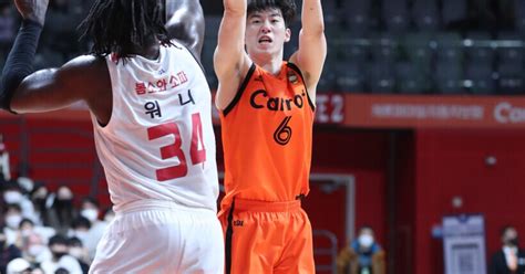 ‘3점슛 6방 이정현 “몸 풀 때 슛이 안 들어가서 걱정했다”