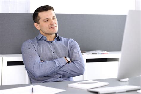 현대 사무실에서 컴퓨터로 작업하는 사업가 직장에서 남성 기업가 또는 회사 이사의 헤드 샷 비즈니스 개념 30 39세에 대한 스톡 사진 및 기타 이미지 Istock