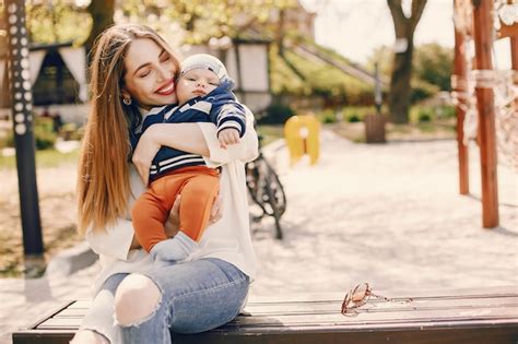 Madre Con Hijo Jugando En Un Parque De Verano Foto Gratis