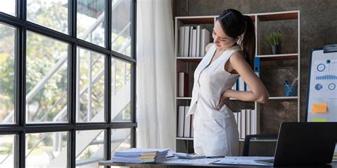 젊은 비즈니스 아시아 여성들은 노트북에서 일하는 동안 스트레스를 받고 사무실에서 두통을 앓고있는 피곤한 아시아 사업가 직장 내 홈 오피스의 직장 복사 공간에서 아프다고