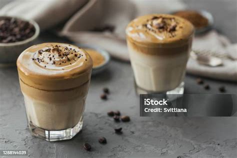 달고나는 커피 인스턴트 크림 아이스 커피를 휘핑했다 회색 배경 모형에 커피 우유 얼음 큐브와 칵테일 텍스트복사 공간이 있는 트렌디한 음료 배경 무스 후식에 대한 스톡 사진