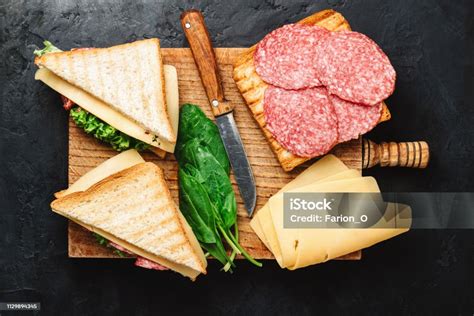 요리 보드 구운된 토스트 살라미 소시지 샐러드 양상추 그리고 어두운 배경에 상위 뷰 치즈 샌드위치 건강한 식생활에 대한 스톡 사진 및 기타 이미지 Istock