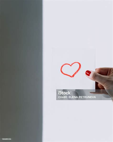 빨간 매니큐어를 가진 여자의 손이 붉은 심장의 그림을 들고 있다 그림자의 게임 해피 발렌타인 데이사랑 우정 사랑의 선언 0명에 대한 스톡 사진 및 기타 이미지 Istock