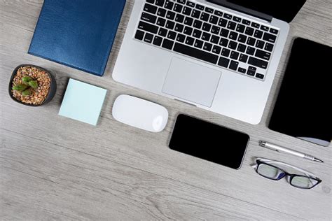 사무실 노트북 컴퓨터 노트북 디지털 태블릿 펜 스마트폰 마우스 안경 및 흰색 나무 바탕에 커피 테이블 데스크톱 오피스 이랑 개념입니다 개념에 대한 스톡 사진 및 기타 이미지