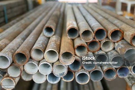 비계 파이프는 지원 건설 작업을 위해 스탠드 또는 선반에 보관되었으며 배관은 비계에서 작업 현장에 설치하고 작업자가 높은 곳에서 작업하도록 지원하는 데 사용되었습니다 0명에