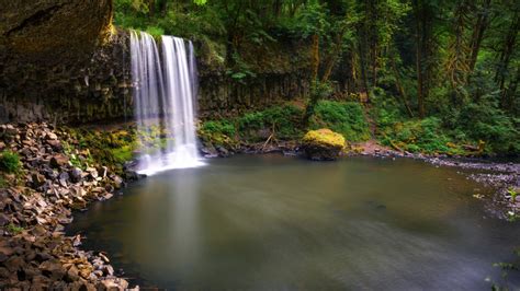 Oregons Hidden Riverside Retreat Is A Sleepy City With Mossy Trails