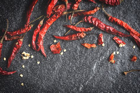 어두운 배경에 말린 칠리 돌에 붉은 말린 고추 고추 카이엔 목재 재료에 대한 스톡 사진 및 기타 이미지 목재 재료 미식가 배경 주제 Istock
