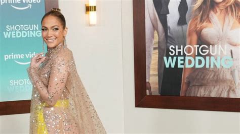 Jennifer Lopez 53 Ans époustouflante Avec Une Robe Fendue Et