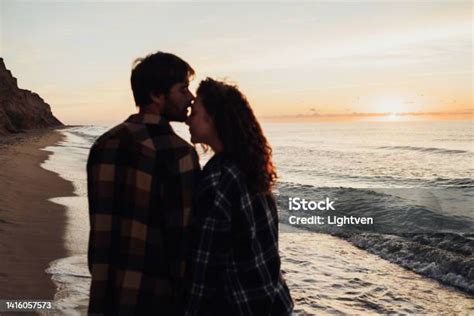 일출과 바다 젊은 부부 여성과 남성이 함께 손을 잡고 새벽에 바다 해안을 따라 걷는 것에 집중하십시오 2명에 대한 스톡 사진 및 기타 이미지 Istock