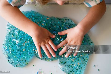 끈적끈적한 밝은 점액 높은 각도 보기를 가지고 노는 아이 손의 클로즈업 샷 유아를 위한 여가 활동 감각 개발 창의적 기술 아이에 대한 스톡 사진 및 기타 이미지 Istock