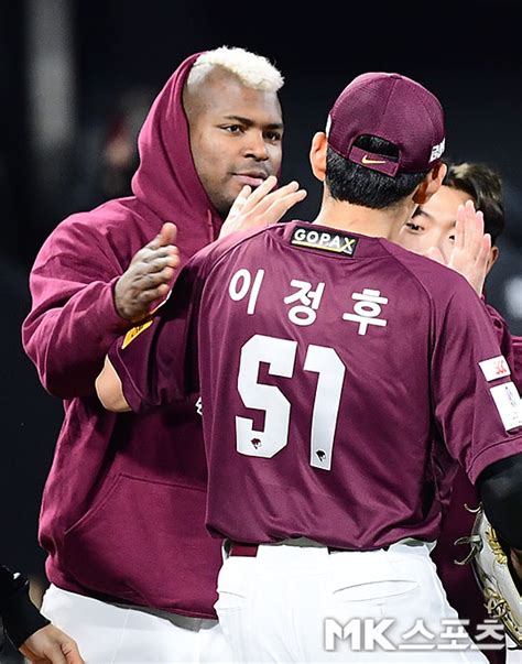 푸이그 이정후 준po 3차전 승리 견인했어요 Mk포토 네이트 스포츠