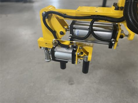 Manipulator Arm With An Engine Block Cylinder Id Gripper Gci