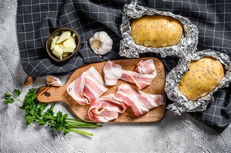 베이컨 버터 파슬리 치즈로 구운 감자를 요리하는 재료 회색 배경 위쪽 보기 0명에 대한 스톡 사진 및 기타 이미지 0명 가루로 빻은 감자 요리 Istock