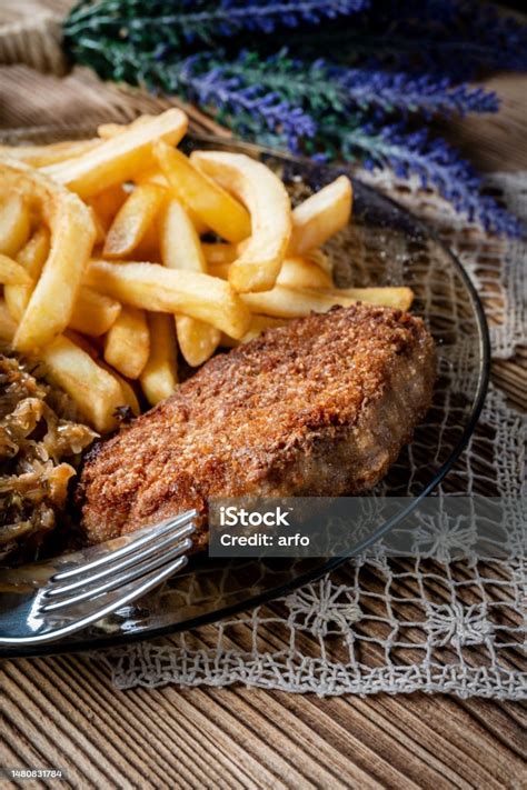 빵부스러기에 돼지고기 를 자르고 감자 튀김과 조림 양배추를 곁들인 요리입니다 고기에 대한 스톡 사진 및 기타 이미지 고기 구이 돈가스 Istock