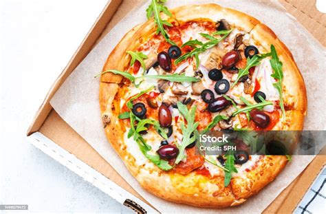 살라미 소시지 모짜렐라 치즈 버섯 블랙 올리브 매운 토마토 소스 루꼴라 흰색 테이블 배경 탑 뷰가 있는 상자에 담긴 뜨거운 피자 건강에 좋지 않은 음식에 대한 스톡 사진 및