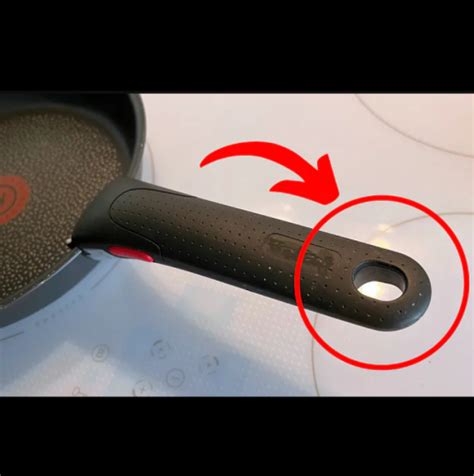 Цял живот готвя а да не знам за какво служи дупката в дръжката на тигана Ще кажа и на вас да