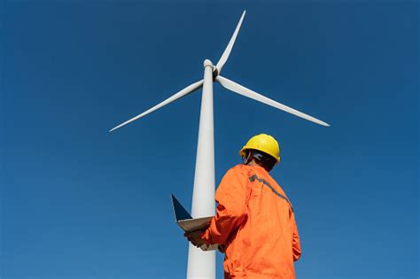 풍력 발전 단지에서 노트북 컴퓨터를 사용하는 전기 엔지니어 35 39세에 대한 스톡 사진 및 기타 이미지 35 39세 검사 보기 기술자 Istock