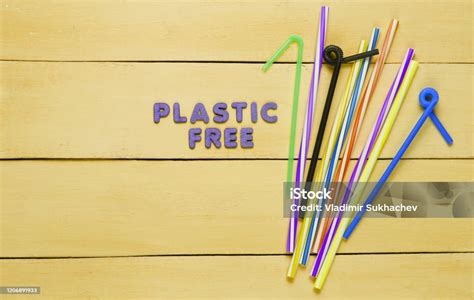 플라스틱 무료 개념 텍스트 플라스틱 무료 노란색 나무 배경에 칵테일 튜브의 제비 개념에 대한 스톡 사진 및 기타 이미지 개념 개념과 주제 관 튜브 Istock